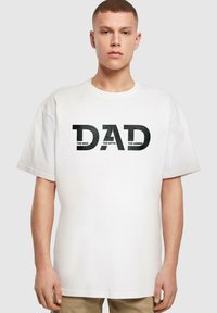 Merchcode FATHERS DAY - THE MAN, THE MYTH, THE LEGEND HEA - T-Shirt ...