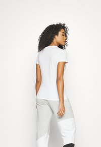 Puma NOVA SHINE TEE - Camiseta estampada - white/blanco - Zalando.es