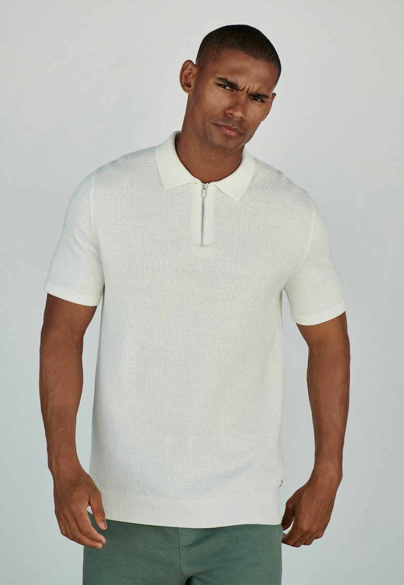 Next BUBBLE TEXTURE KNITTED ZIP POLO SHIRT - Poloshirt - white/weiß ...