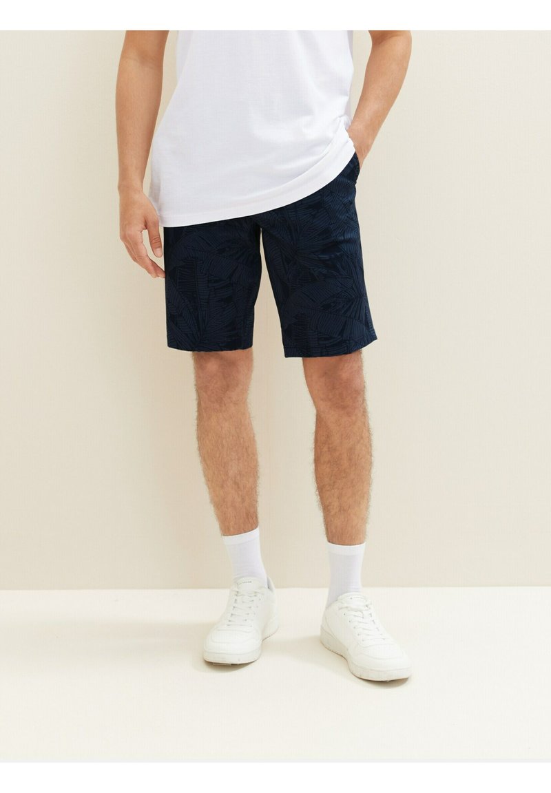 TOM TAILOR BERMUDA - Shorts - navy tonal big leaf design/dark blue ...