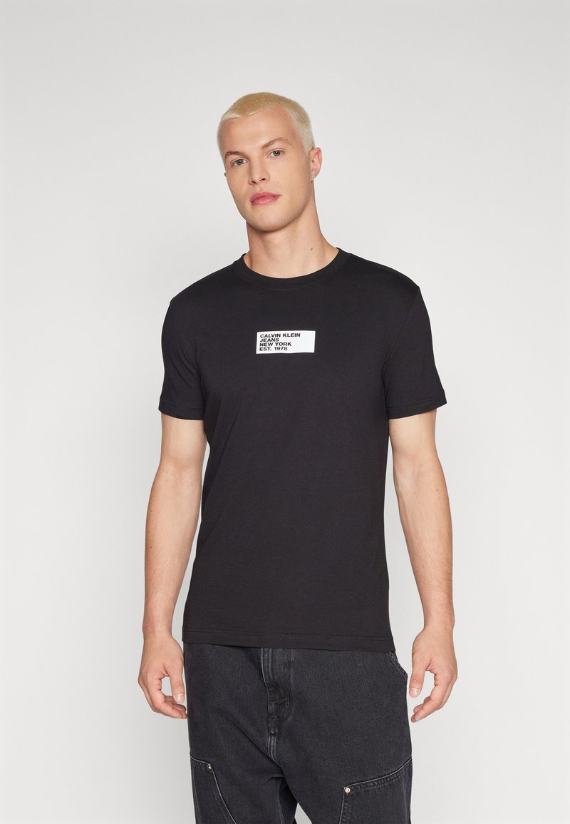 Calvin Klein Jeans SMALL CENTER BOX TEE - T-Shirt print - black/schwarz ...
