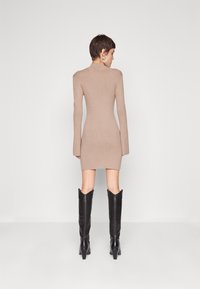 Gestuz YASMIA SHORT DRESS - Strickkleid - timber wolf/braun - Zalando.at