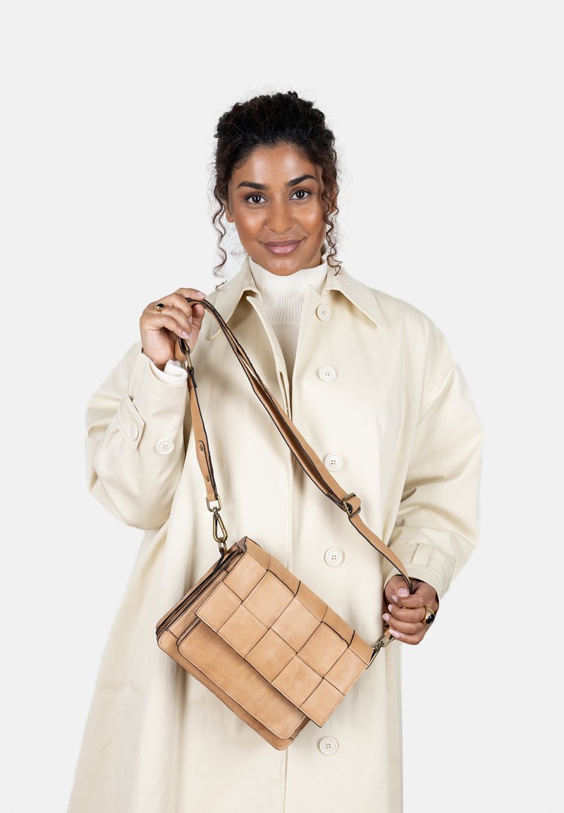 RE:DESIGNED SAGA - Across body bag - desert sand/tan - Zalando.de
