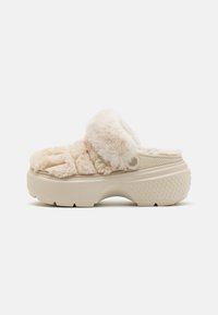 Crocs STOMP UNISEX - Slippers - stucco/off-white - Zalando