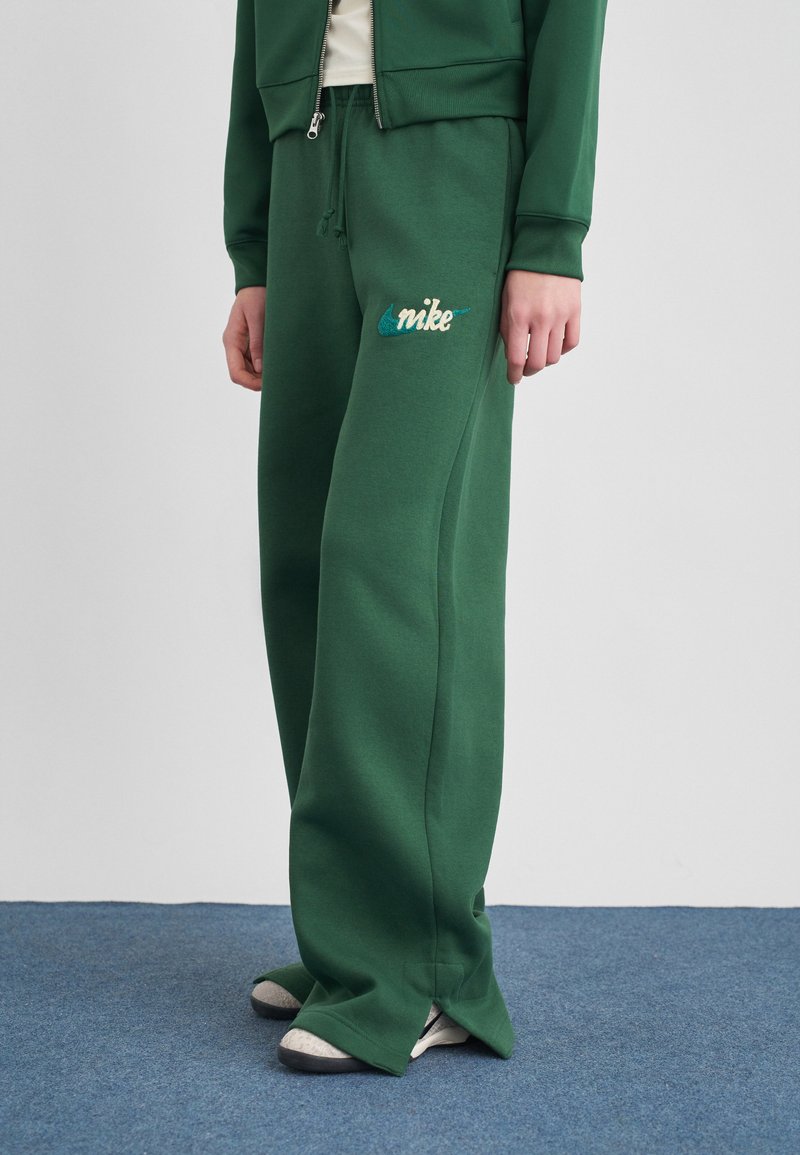 Nike Sportswear LOGO - Tracksuit bottoms - green - Zalando