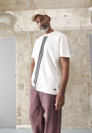adidas Originals VOLCANO TEE - Camiseta estampada - olive strata/verde ...