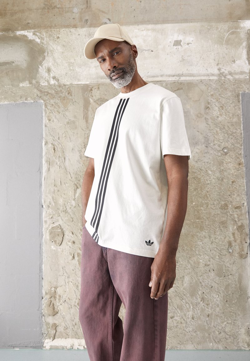 adidas Originals HACK - Print T-shirt - off-white - Zalando.co.uk