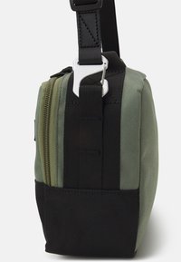 Sandqvist OLOF UNISEX - Umhängetasche - multi clover green/grün ...