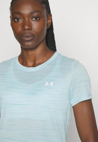 Under Armour EVOLVED CORE TECH - T-Shirt print - blizzard/white/hellblau - Zalando.ch