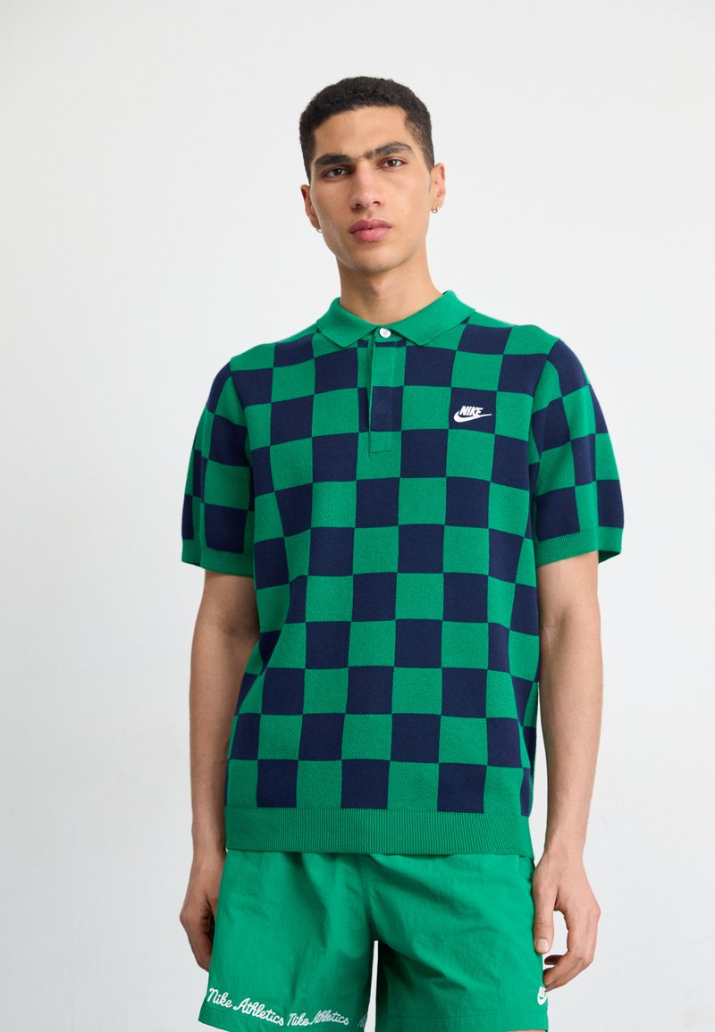 Nike Sportswear CLUB CHECKERS - Polo - malachite/midnight navy/verde ...