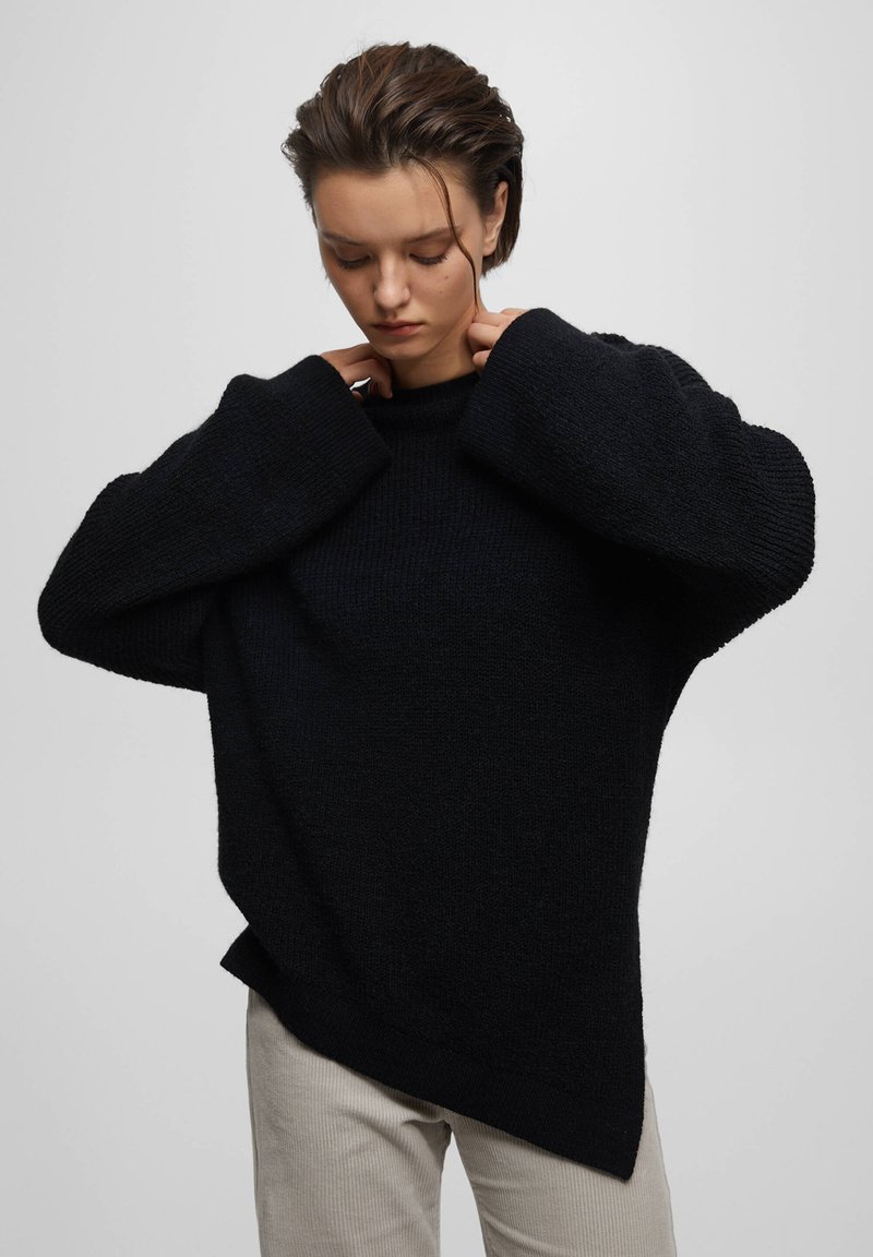 PULL&BEAR ASYMMETRIC HEM - Neule - mottled black/musta, meleerattu ...