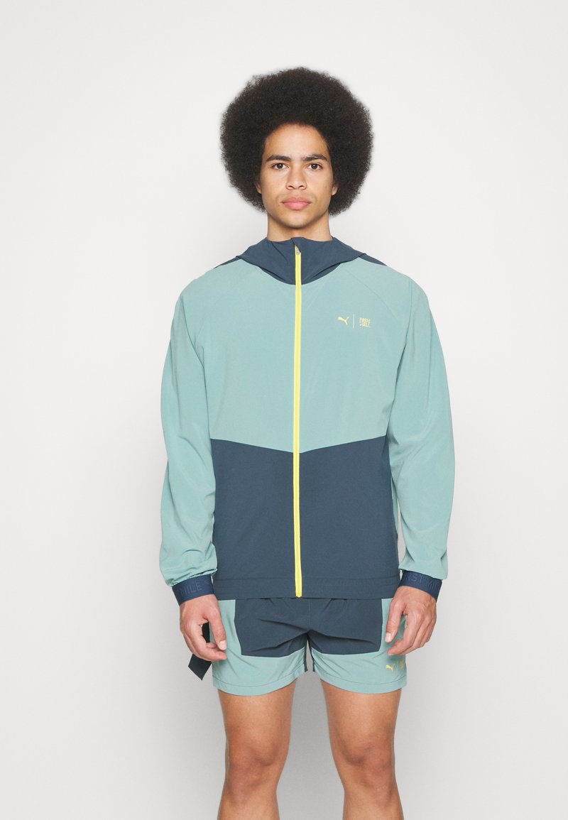 Puma FIRST MILE - Chaqueta de running - dark night adriatic/gris oscuro ...