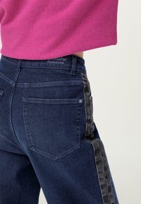 hessnatur NELE MID RISE BARREL LEG - Jeans Slim Fit - dark blue washed ...