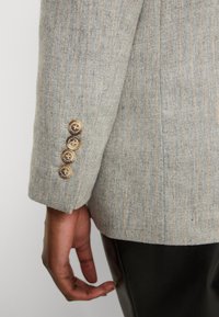 La Strada Unica PENNY PIN STRIPED - Kort kappa / rock - medium grey ...