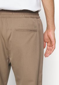 Les Deux PATRICK PANTS - Pantalones - mountain grey/gris - Zalando.es