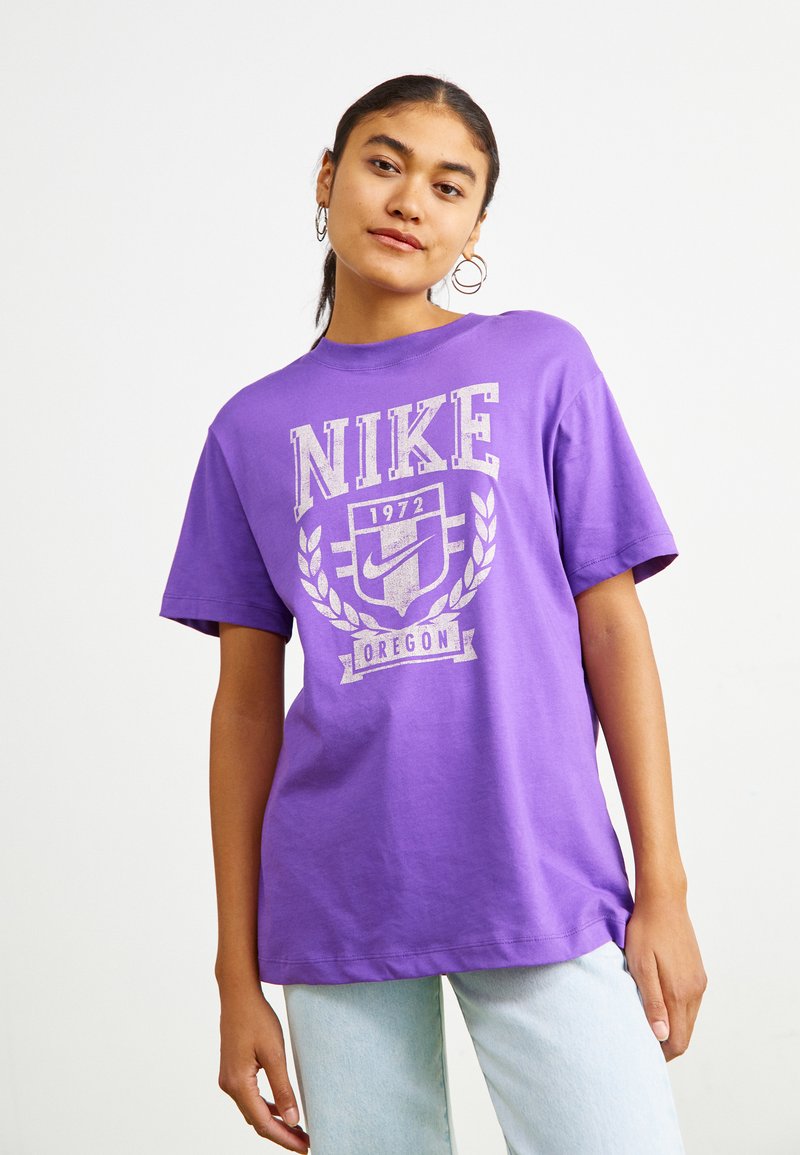 Nike Sportswear W NSW TEE BF VRSTY - T-Shirt print - disco purple/lila ...