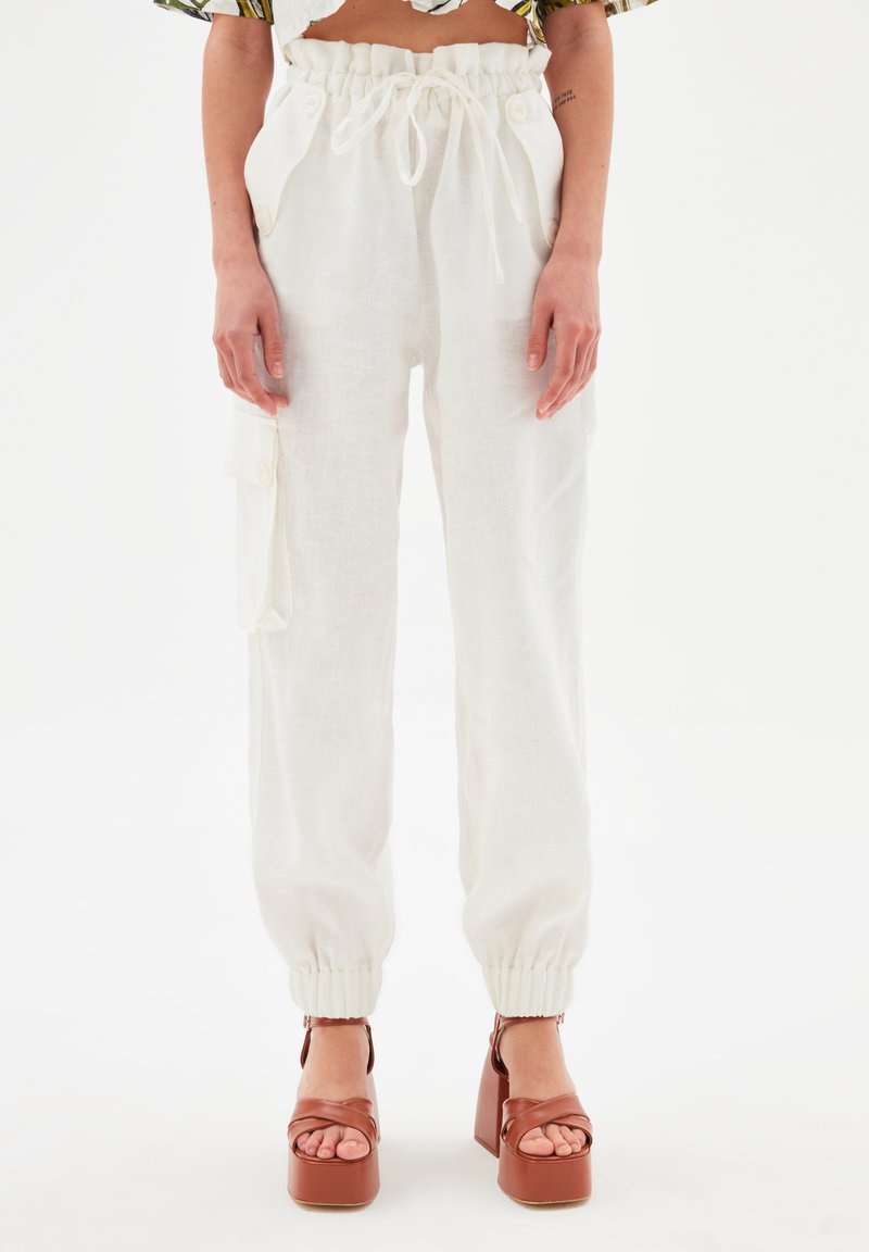 adL ELASTIC WAIST POCKET - Cargohose - white/weiß - Zalando.at