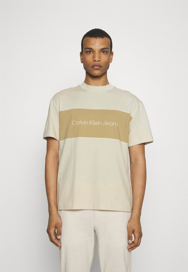 Calvin Klein Jeans BLOCKING TEE - Print T-shirt - eggshell/beige ...