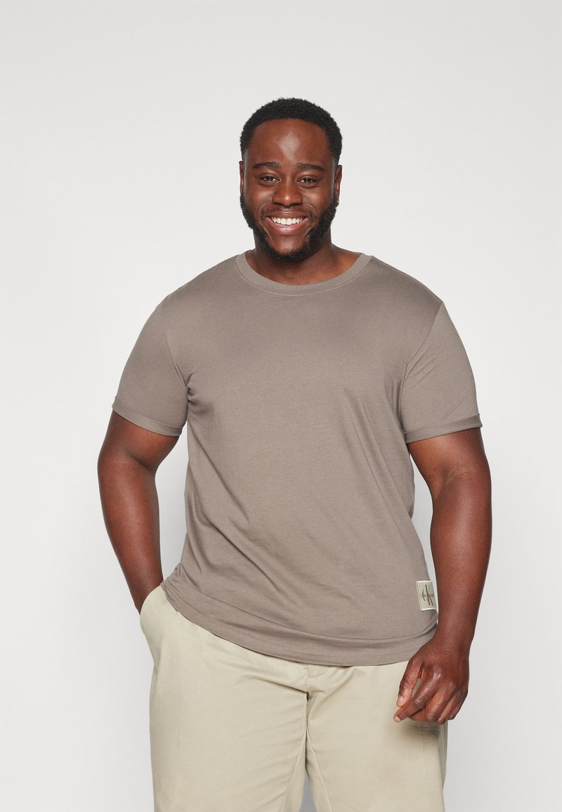 Calvin Klein Jeans Plus PLUS BADGE TURN UP SLEEVE - Lihtne T-särk ...