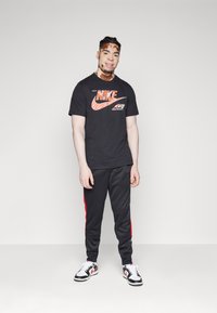 Nike Sportswear TEE SOLE RALLY - T-Shirt print - black/schwarz - Zalando.at