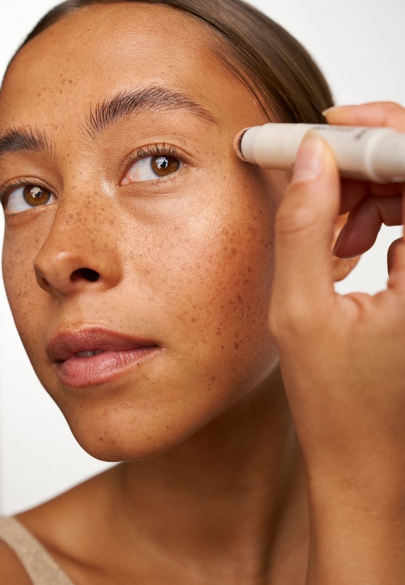 IsaDora HIGHLIGHTER STICK'N BRUSH - Highlighter - bronze shimmer/kupfer ...