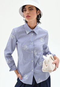 Rinascimento POPELINE A RIGHE CON RICAMI - Hemdbluse - var blue/blau ...