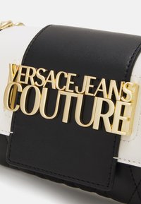 Versace Jeans Couture RANGE LOGO LOOP SKETCH - Umhängetasche - black ...