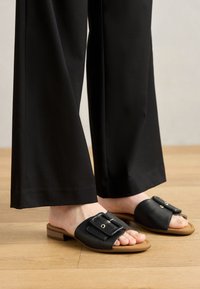 Gabor Comfort Tofflor & inneskor - schwarz/svart - Zalando.se