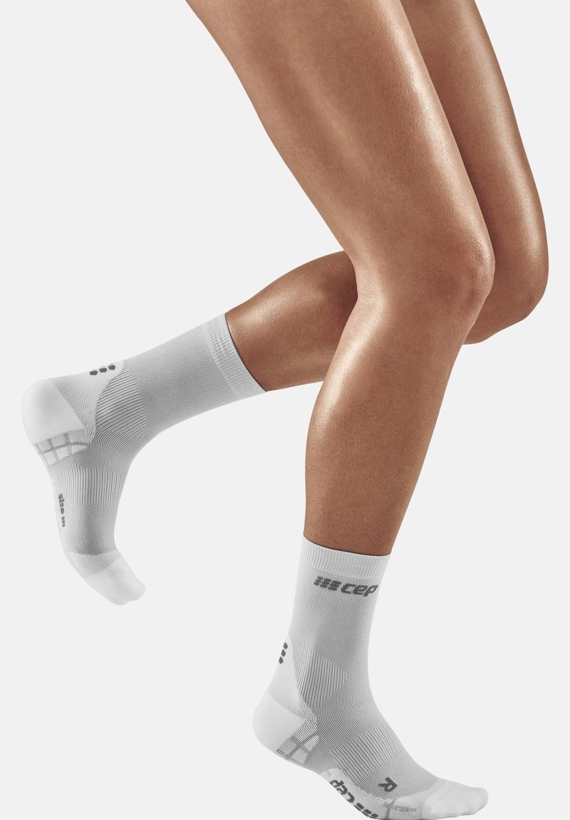 CEP ULTRALIGHT COMPRESSION SHORT - Sports socks - carbon white/mottled ...