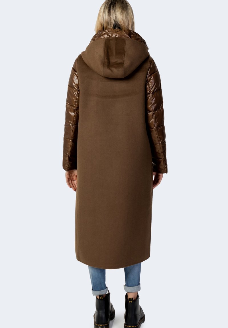 Handhabung Absolut Zehen hox mantel Regiment Anzeichen Leder