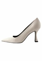 Next FOREVER COMFORT CHISEL TOE HEEL COURT - Classic heels - white ...