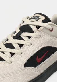 Nike SB MALOR UNISEX - Sportcipő - light orewood brown/team red/black ...