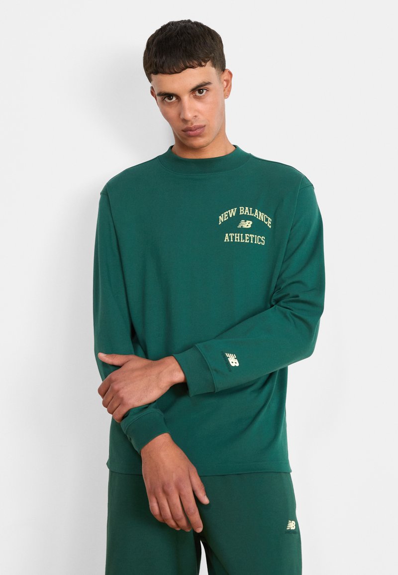New Balance ATHLETICS VARSITY GRAPHIC MOCK LONGSLEEVE - Long sleeved ...
