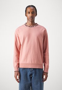 HUGO SMARLO - Strickpullover - light pastel red/lachs - Zalando.de