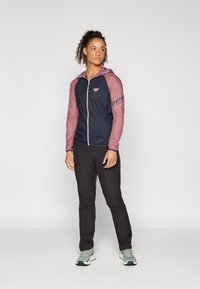 Dynafit ALPINE WIND - Softshelljacke - mokarosa/dunkelblau - Zalando.de
