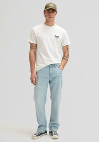 Lee EMBROIDERY FOR - MULTIPLE FITS - Pet - oak moss/donkergroen ...