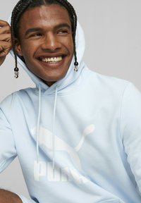 Puma LOGO - Kapuzenpullover - icy blue/blau - Zalando.de