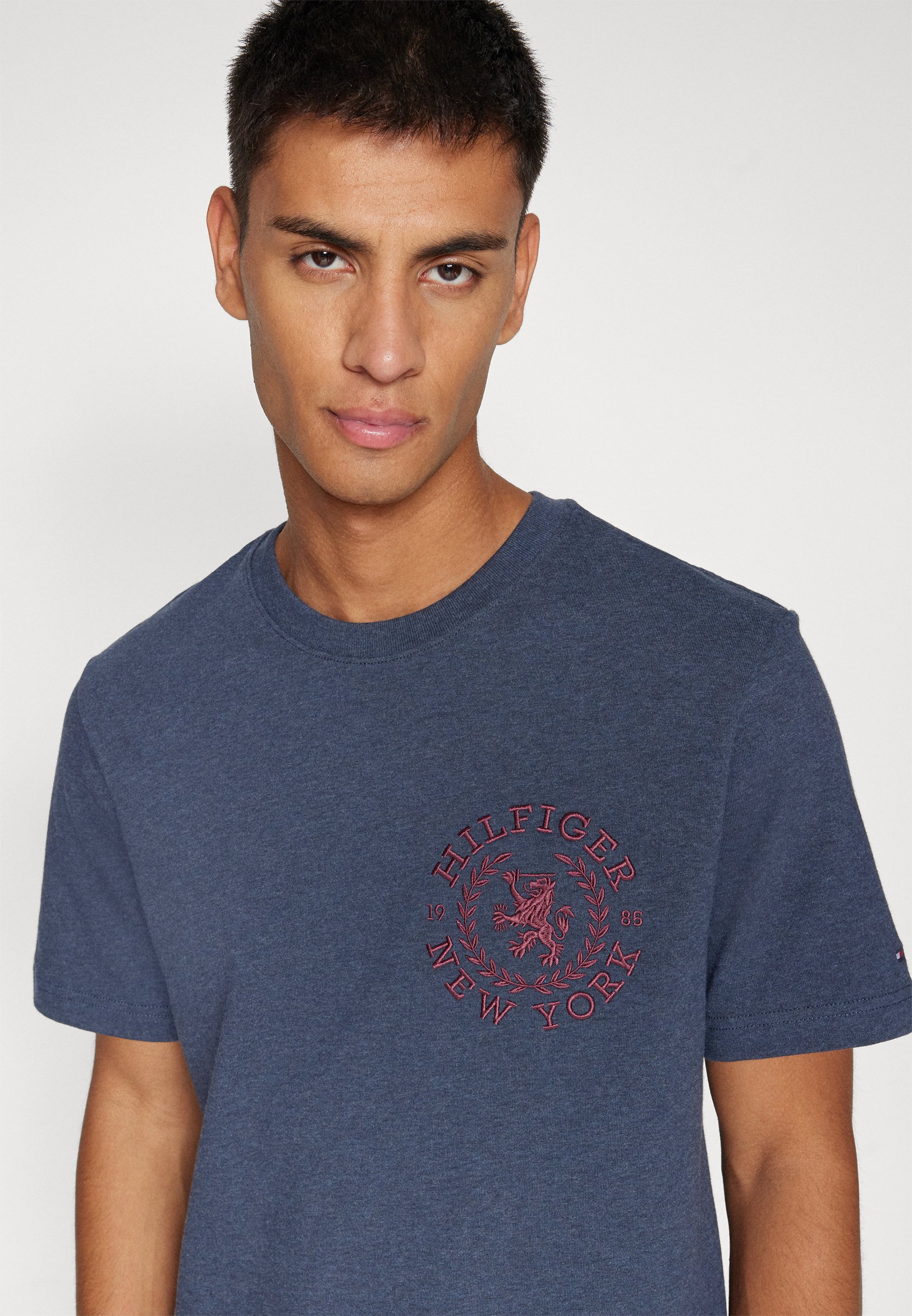 Tommy Hilfiger ICON CREST TEE T Shirt print desert sky multi dunkelblau meliert Zalando
