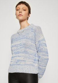 Object OBJSOLEIMA LOOSE - Strickpullover - palace blue/sandshell/blau ...