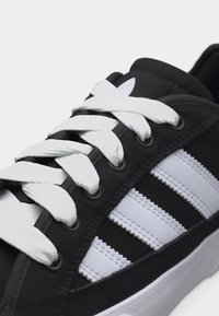 Adidas Skateboarding COURT TNS PREMIERE UNISEX - Baskets basses - core ...