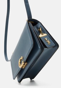 Coach LUXE REFINED BANDIT SHOULDER - Across body bag - denim/dark-blue ...