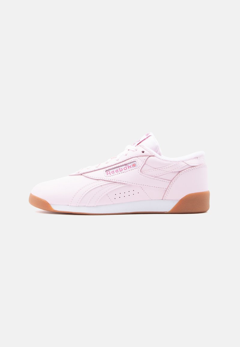 Reebok Classic FREESTYLE LO - Sneakers basse - frosted berry/studio ...
