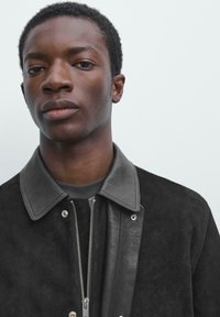 Massimo Dutti SUEDE FINISH WITH POCKET DETAILS - Leather jacket - black ...