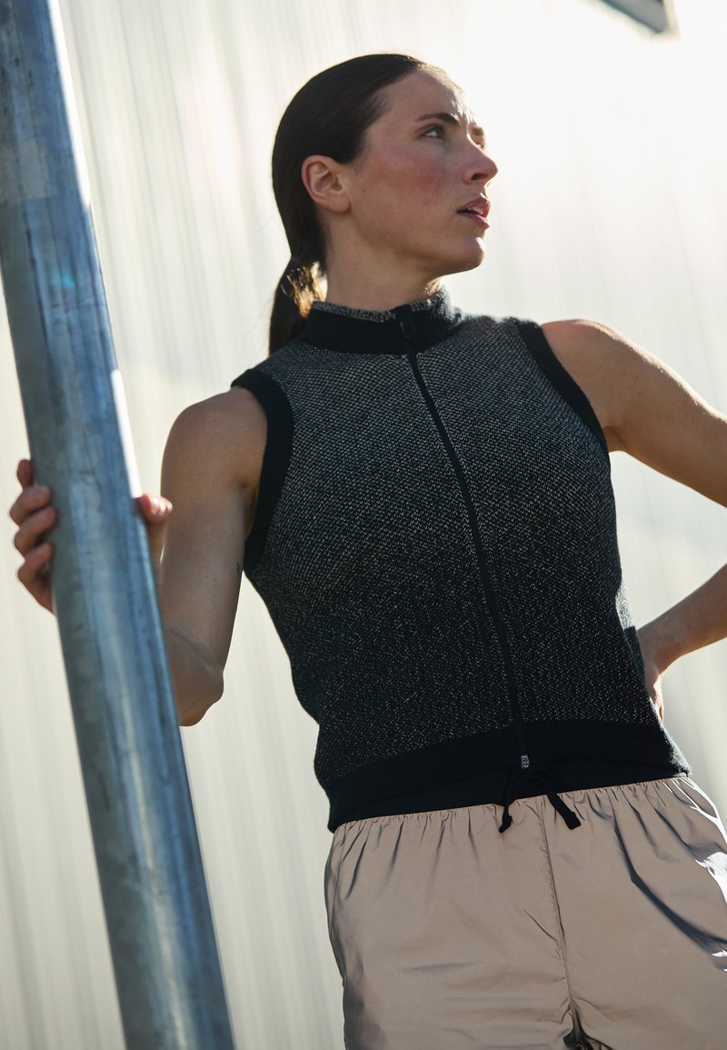 Nike Performance RUN VEST - Waistcoat - black - Zalando.co.uk