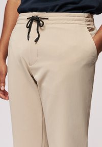 ROY ROBSON DRAWSTRING - Stoffhose - hellbraun - Zalando.ch