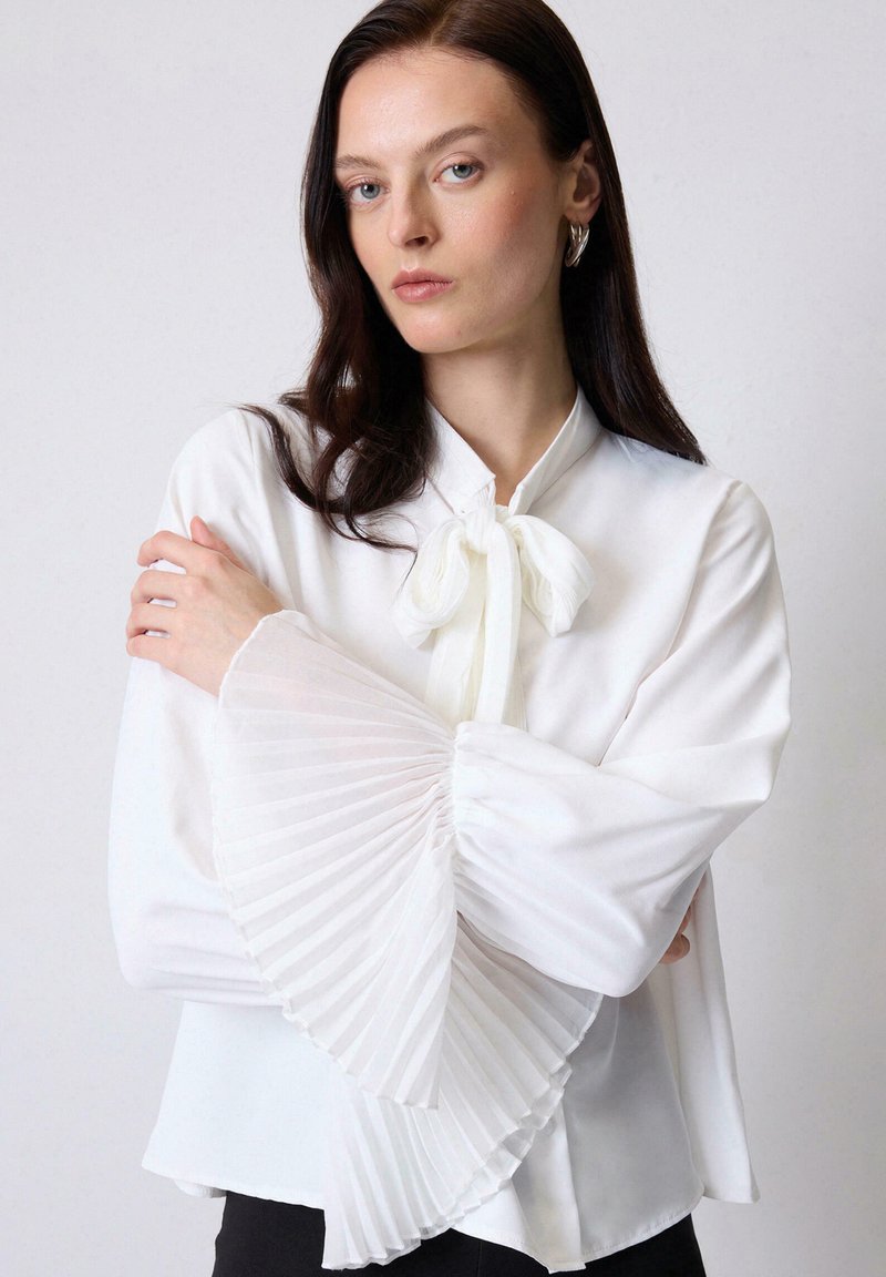 Touché Privé SCARF COLLAR - Button-down blouse - white - Zalando
