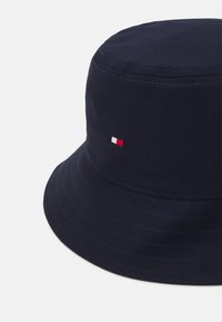 Tommy Hilfiger SMALL FLAG BUCKET HAT UNISEX - Hoed - space blue ...