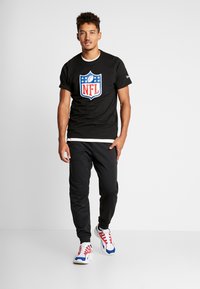 New Era NFL SHIELD BACK TO BLACK TEE - Print T-shirt - black - Zalando ...