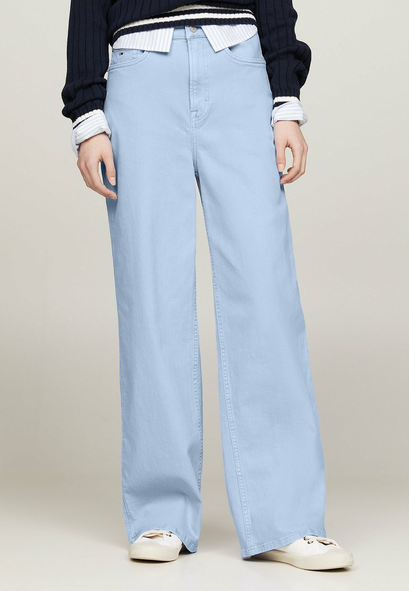 Tommy Jeans CLAIRE WIDE - Flared Jeans - moderate blue/blue-grey ...