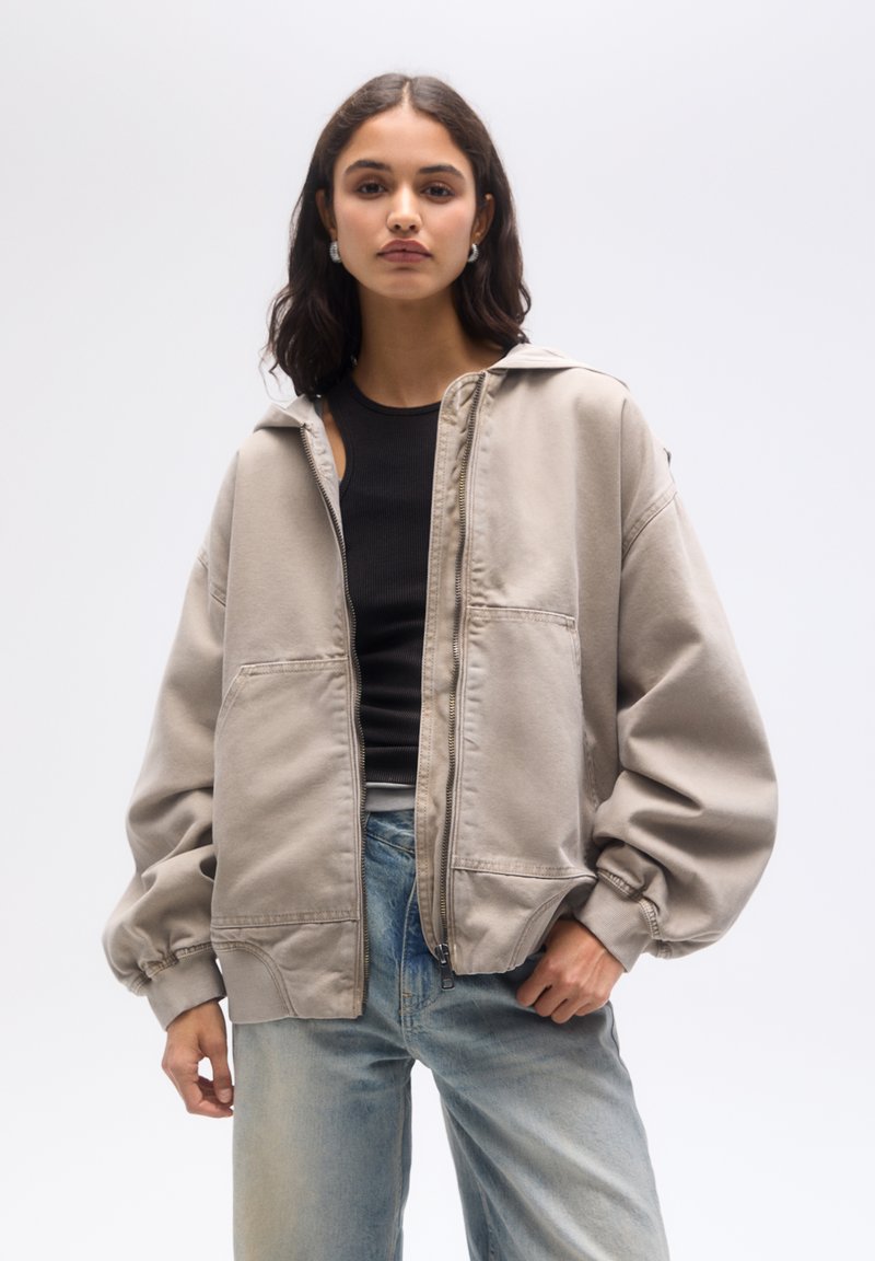 PULL&BEAR LIGHTWEIGHT HOODED - Vetoketjullinen college - sand/hiekka ...